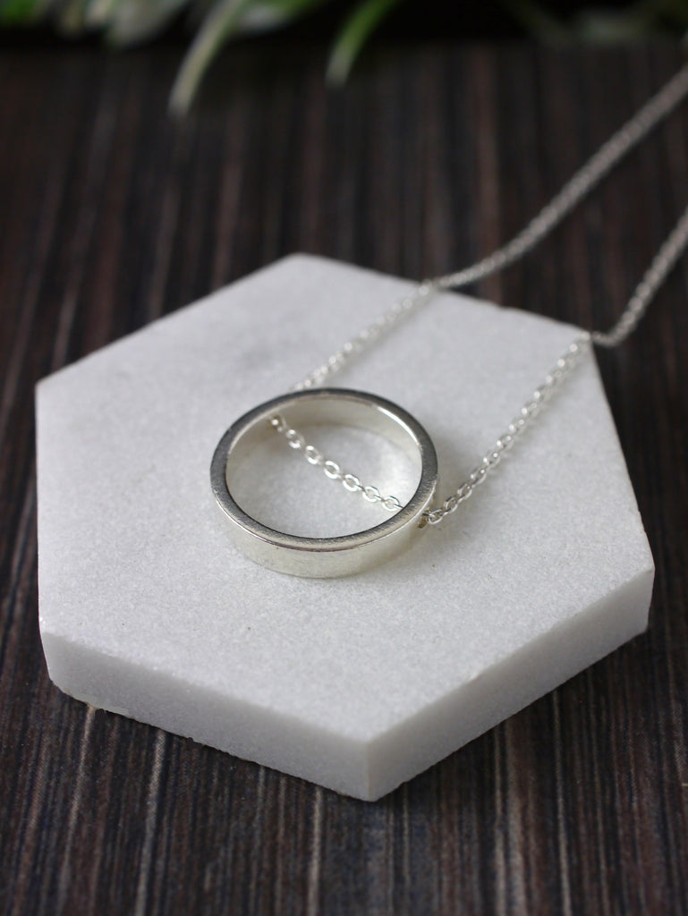 Modern Stylish Silver Circle Chain Pendant – Alison Lush Jewellery